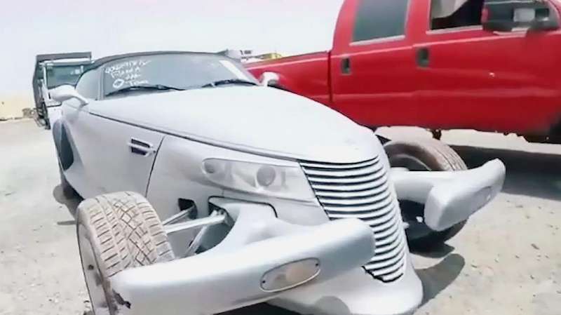 老外误入迪拜废弃停车场,捡到辆玛莎拉蒂,开车门后:要发财了