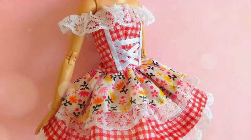 别再花钱给芭比买衣服了!这件精致的迷你礼服裙自己在家就能做!