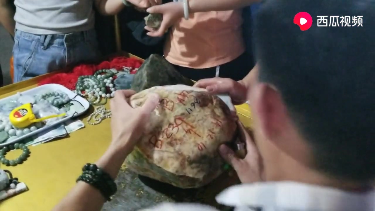 解石现场:美女3000元入手的翡翠原石切出色带,其他人都切垮了!