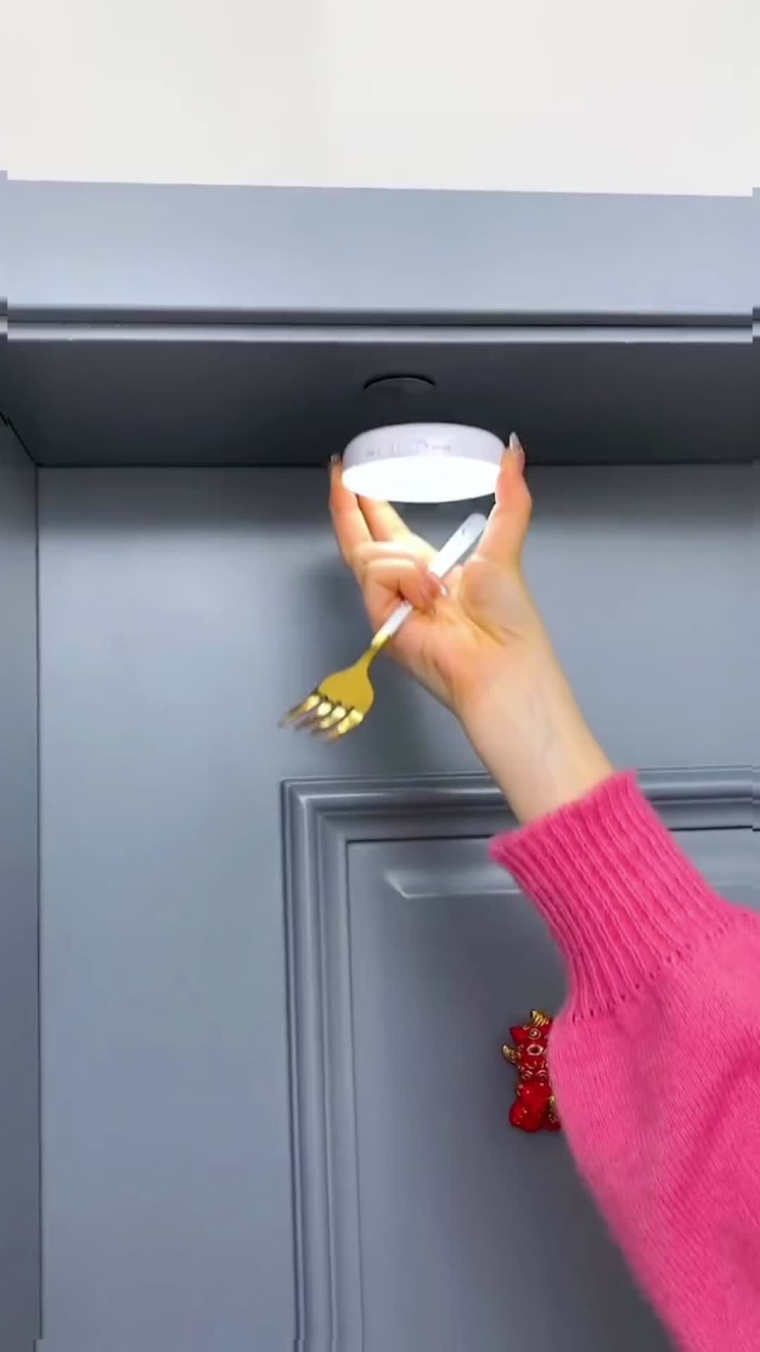 家里装上这个感应灯,半夜起来上厕所就方便多了,人来即亮人走即灭