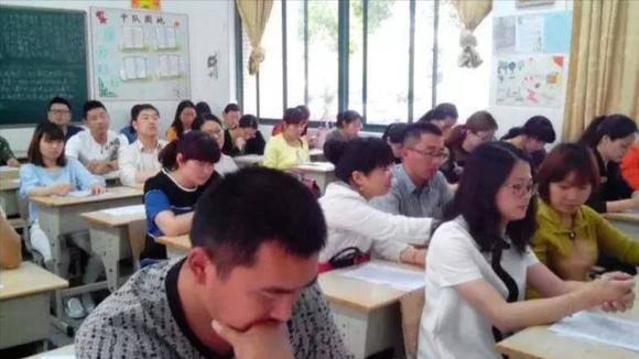“请倒数第一名的家长发言”,宝妈的话,让老师当场道歉!