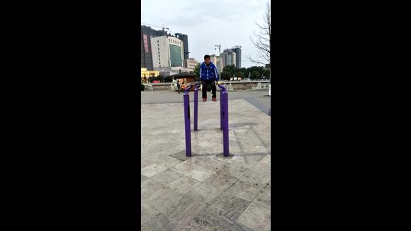 双杠臂屈伸,锻炼的是胸部肌肉。常练习这个动作。胸部很厚实的很