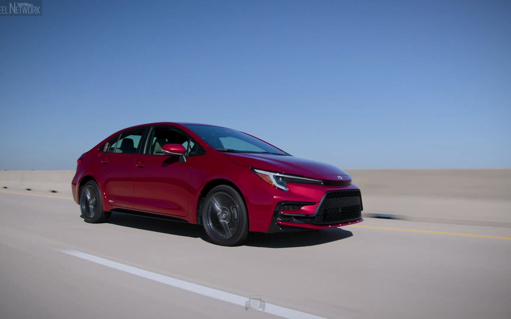 2023年丰田卡罗拉SE混合动力车--红宝石珍珠色--驾驶、内饰、外观(...