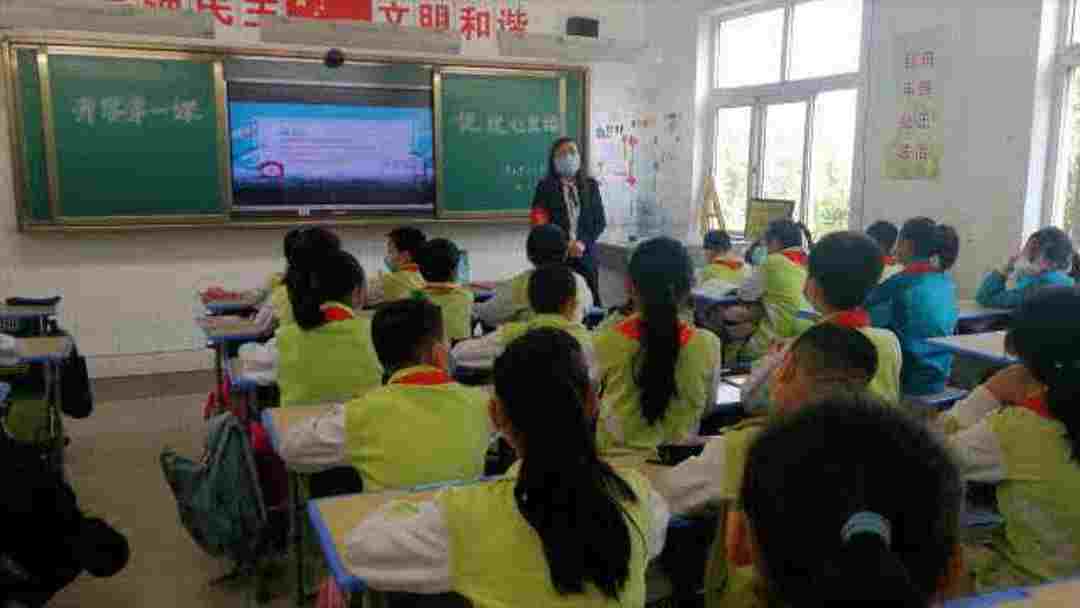 小学复课全班56人戴口罩老师全认对:样子记得一清二楚