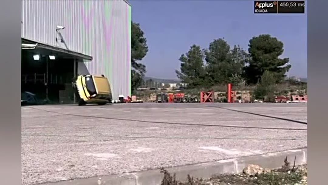 汽车翻滚碰撞试验