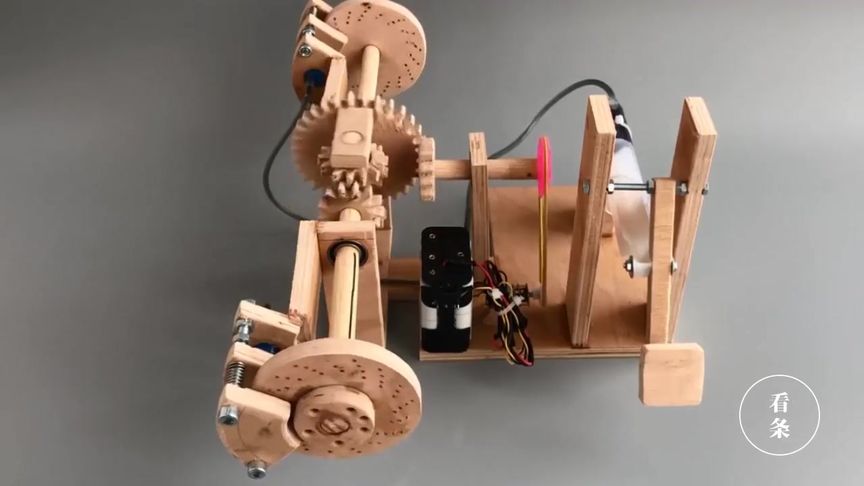 小哥用木头做出模型,告诉你盘式制动器和卡钳的工作原理