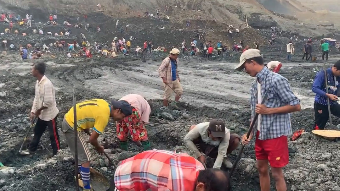 翡翠阿妹小芬:带你近距离看看缅甸翡翠矿区挖玉现场!