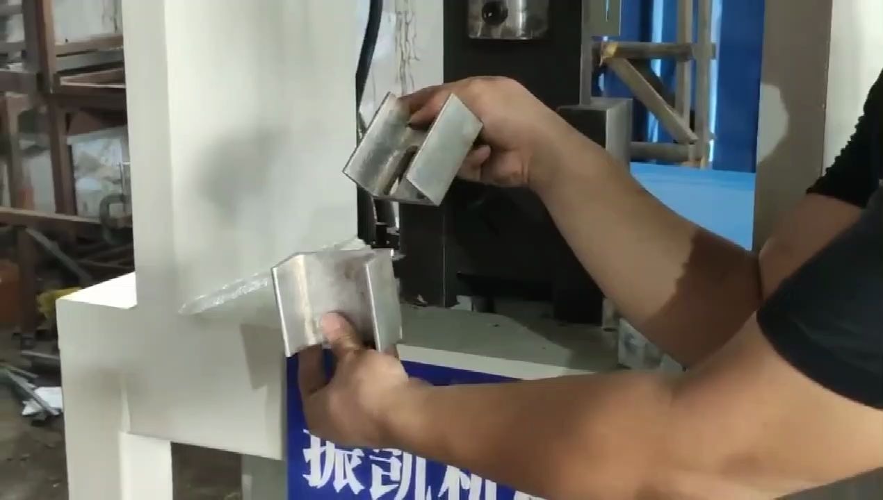 U型槽钢无废料快速冲断 能换模具冲椭圆或腰孔吗?