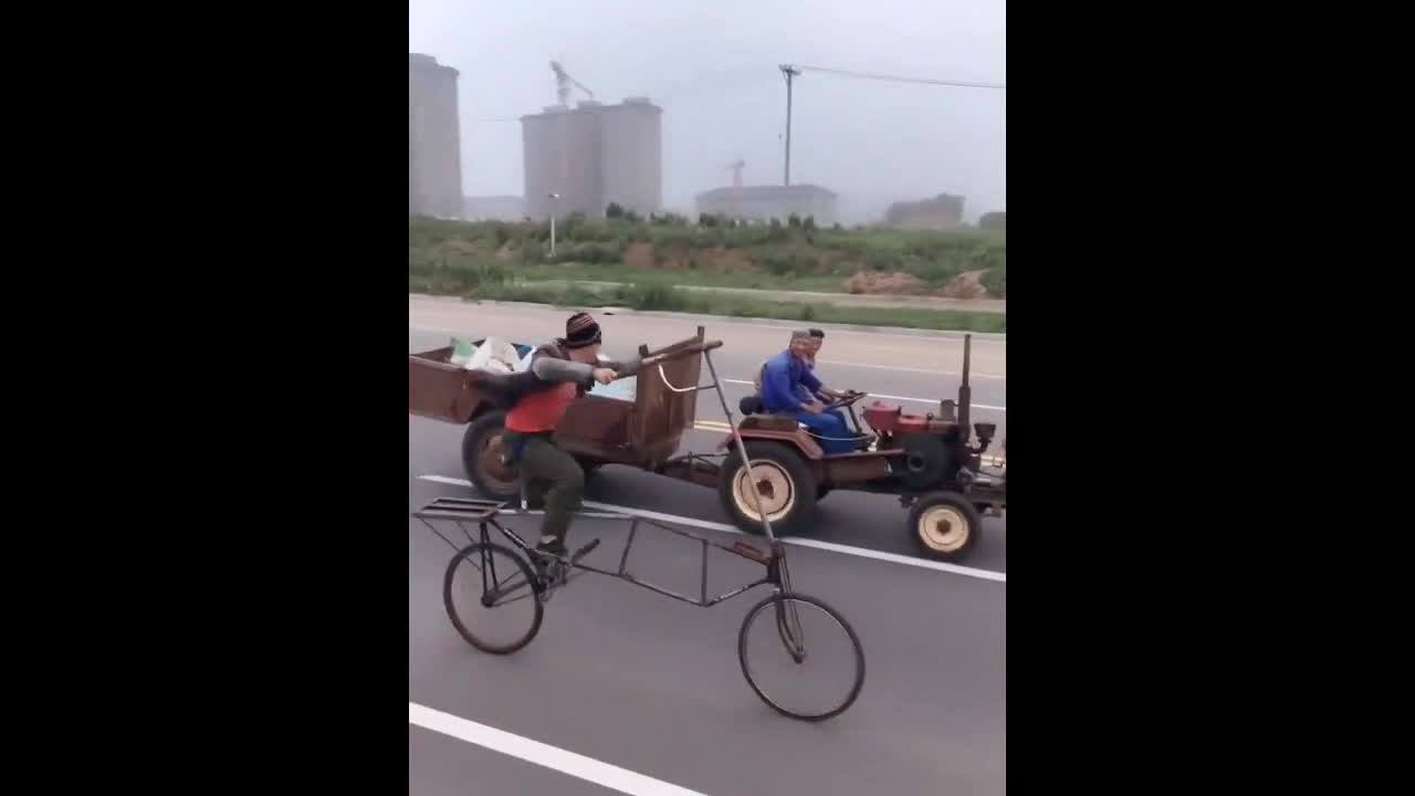 这小伙设计的自行车这么牛,比拖拉机跑的都快