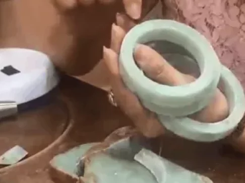 今天把百切不垮的全身翻砂, 木那杨梅皮翡翠原石切开了, 要暴涨