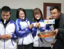 学生偷喝可乐用醋蒙混过关,老师用PH试纸轻松揭穿,太逗了
