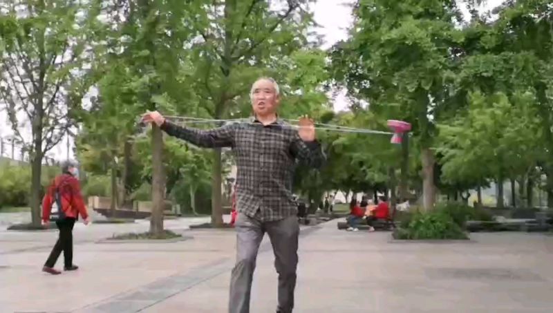 空竹呼啦圈“卫星变轨”