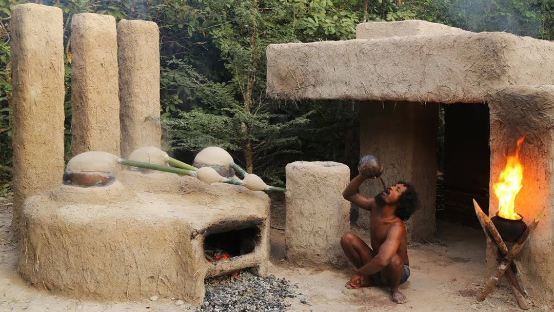 荒野原始黑科技,牛人大叔自己打造蒸馏器,酿造绿色饮料