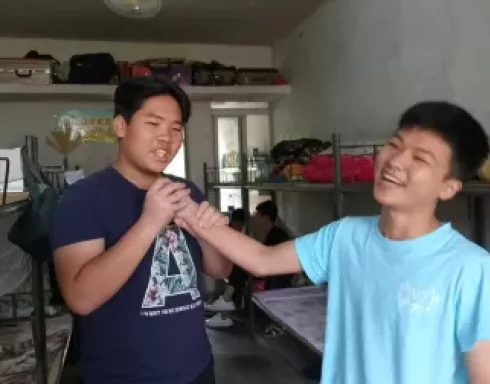 人民记者深入乡村学校采访,与当地师生共同生活。