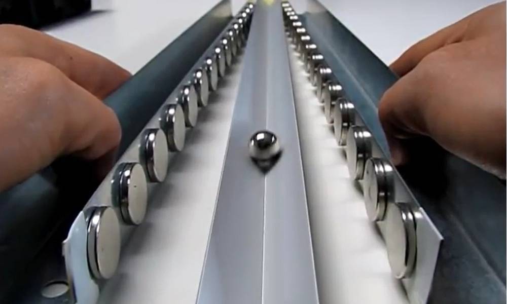 磁悬浮列车为何这么快?老外用磁铁做模拟实验,网友:涨知识了