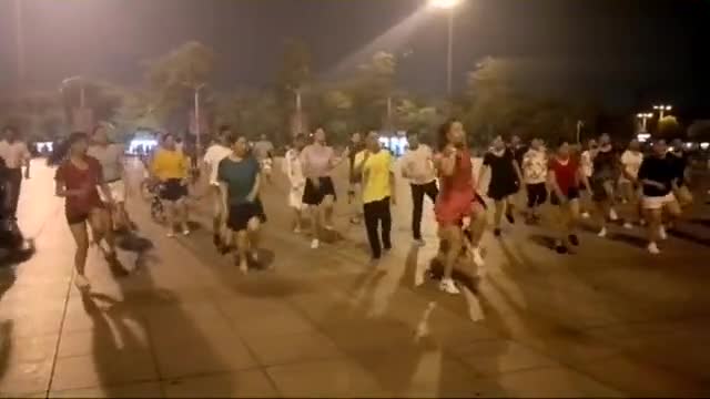 鬼步舞《众人划桨开大船》晚上现场版歌词满满的正能量太振奋人心