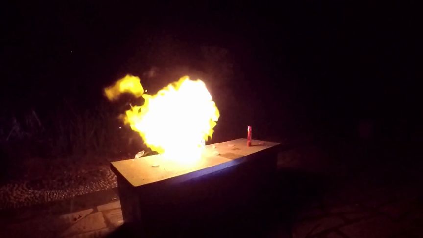 弹弓装上夜视瞄准系统,漆黑一片精准打击目标物