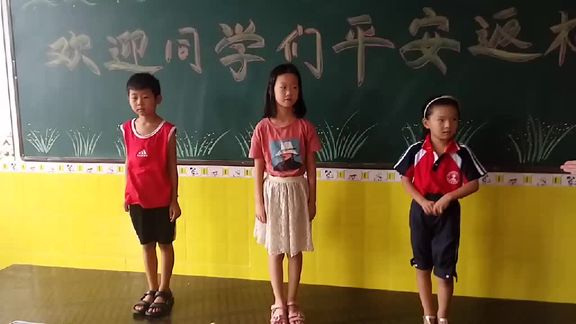 孩子们刚刚进入新的学校,看他们怎样介绍自己!