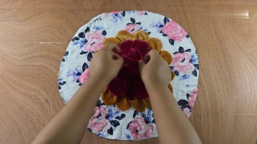 旧衣服变废为宝!手工改造一下,变身圆形抱枕