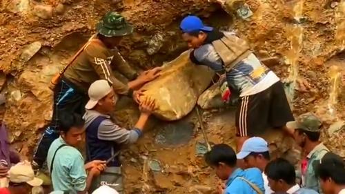 挖个翡翠不容易啊,需要这么多人,看着都挺担忧!