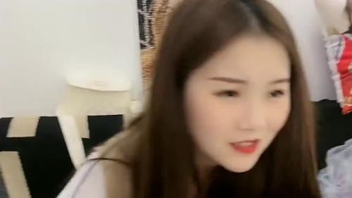 给宝宝佩戴上医用口罩,谁知竟有如此强烈的反应,宝妈瞬间都心疼了!