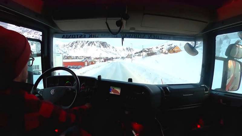 欧卡视角,驾驶斯堪尼亚卡车在雪山上行驶