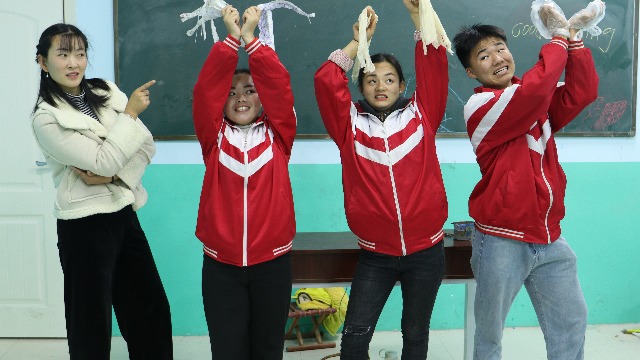 老师让学生模仿火爆小视频,学生的模仿一个比一个逗,真有才
