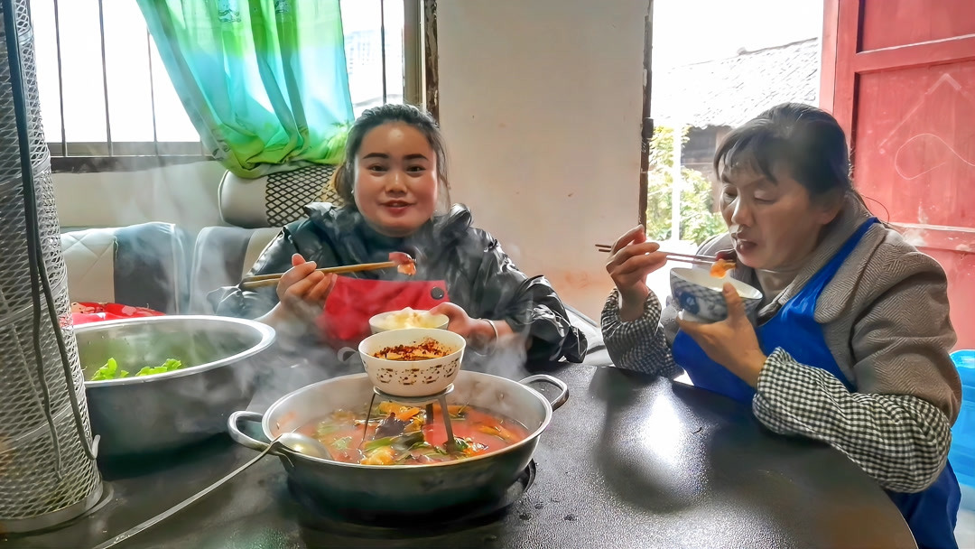 贵州酸汤脆皮猪脚,配朝天椒做的蘸水,味道堪称一绝