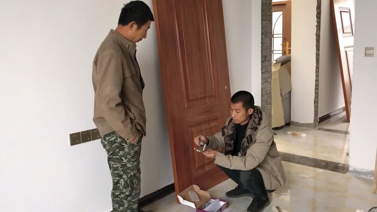 今天小伙家开始装门,6扇卧室门已装好,装好把房间衬托得真漂亮