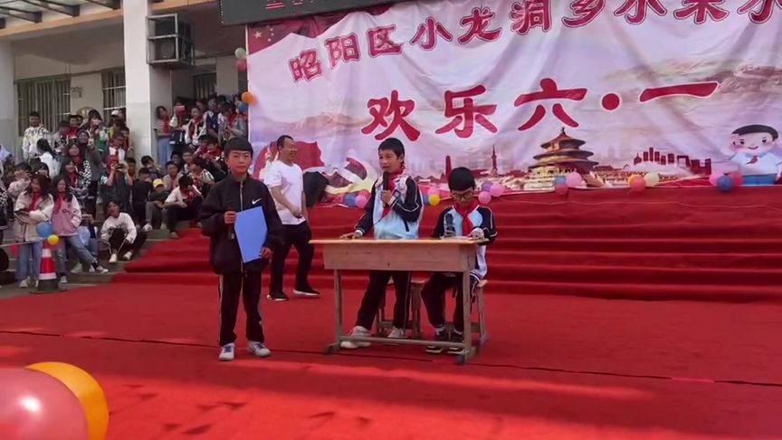 扮演角色老师,各位朋友耐心看完,童年很短,未来很长