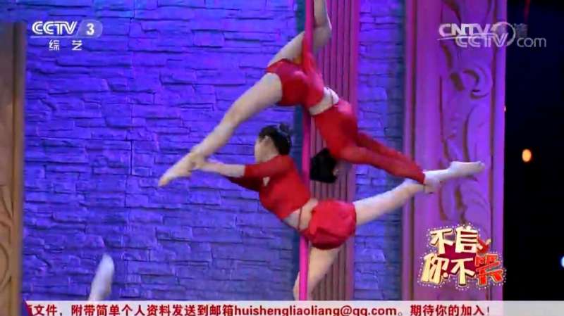 不信你不笑:现场惊现钢管舞,身材妖娆,观众们都看呆了!