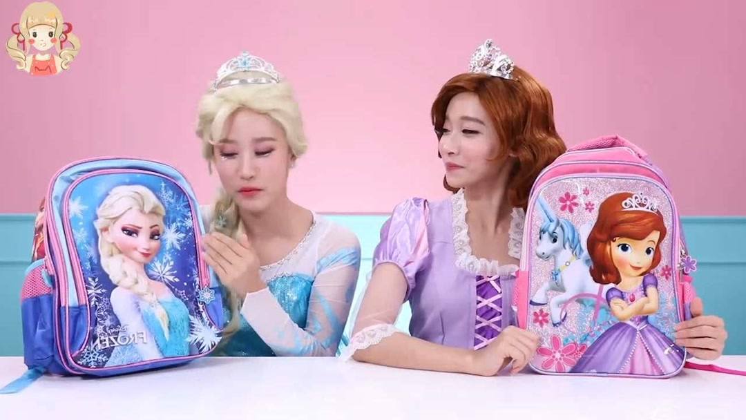   基尼带你进入卡通动漫!基尼艾莎和蘇菲亞的書包裡面有什麼呢?