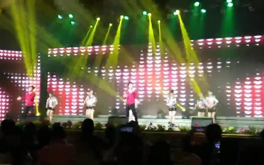 现在的公司年会都跟演唱会差不多吗?