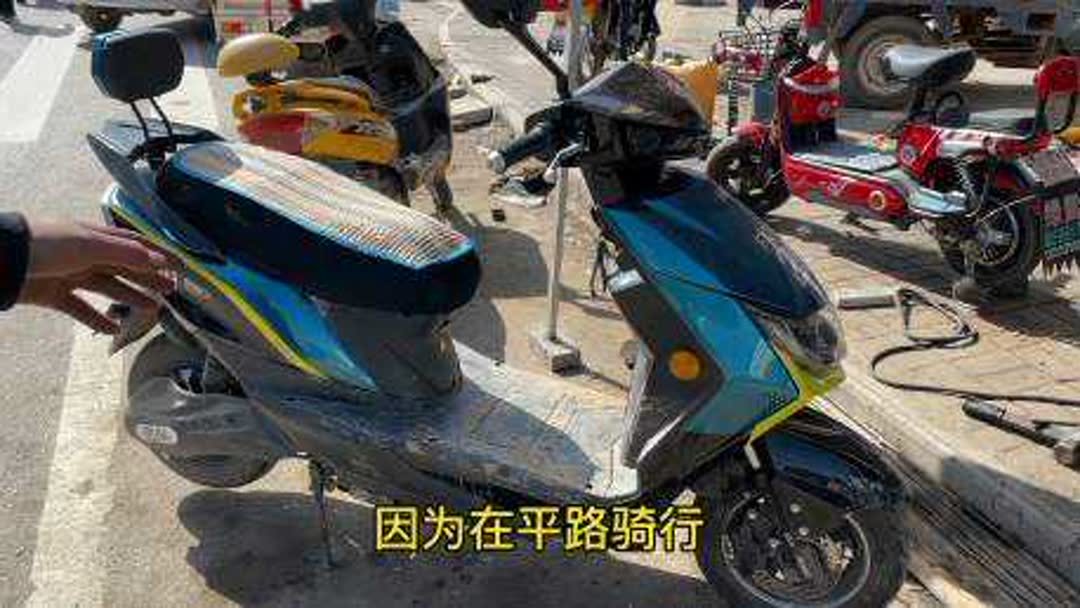 这才是造成电动车车把左右摆动的真正原因?用一个螺丝刀就能修好