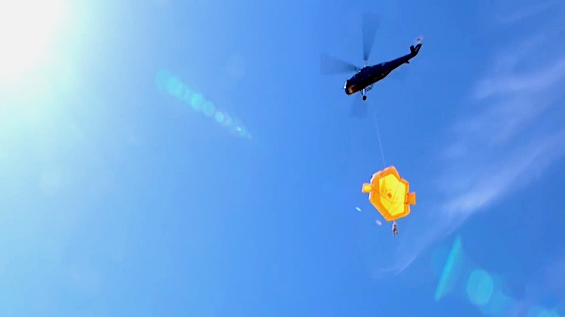 充气救生筏能起到降落伞的作用吗?老外用直升机实测!