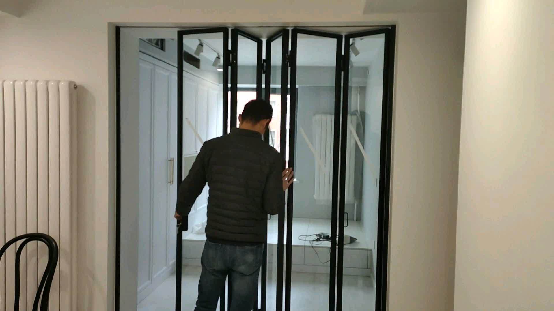 客厅安装了一个折叠门,客户还没用,就被叫过去维修,...