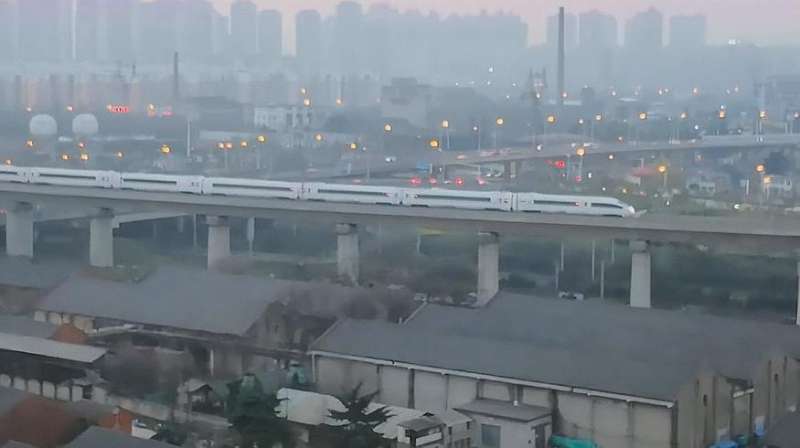 厦门北-北京南方向动车组列车,通过90度急转弯,奔向北京方向