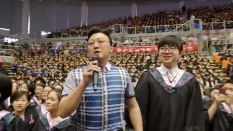 青岛大学毕业典礼《起风了》高音版轰动全场