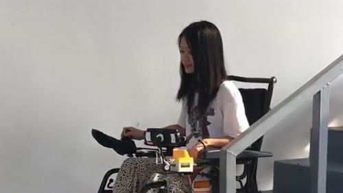 牛人设计的高科技轮椅,残疾人的生活好帮手,上下楼梯都非常的方便