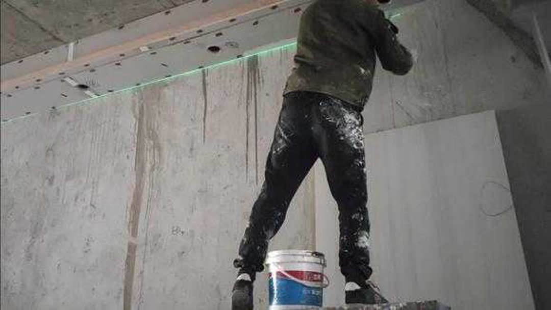 刮腻子用红外线找平,垂直度平整度零误差,这样做法师傅太少