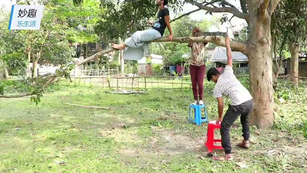 爆笑恶搞:外国小哥在树上听歌,两个坏小哥路过把树枝给锯断了!