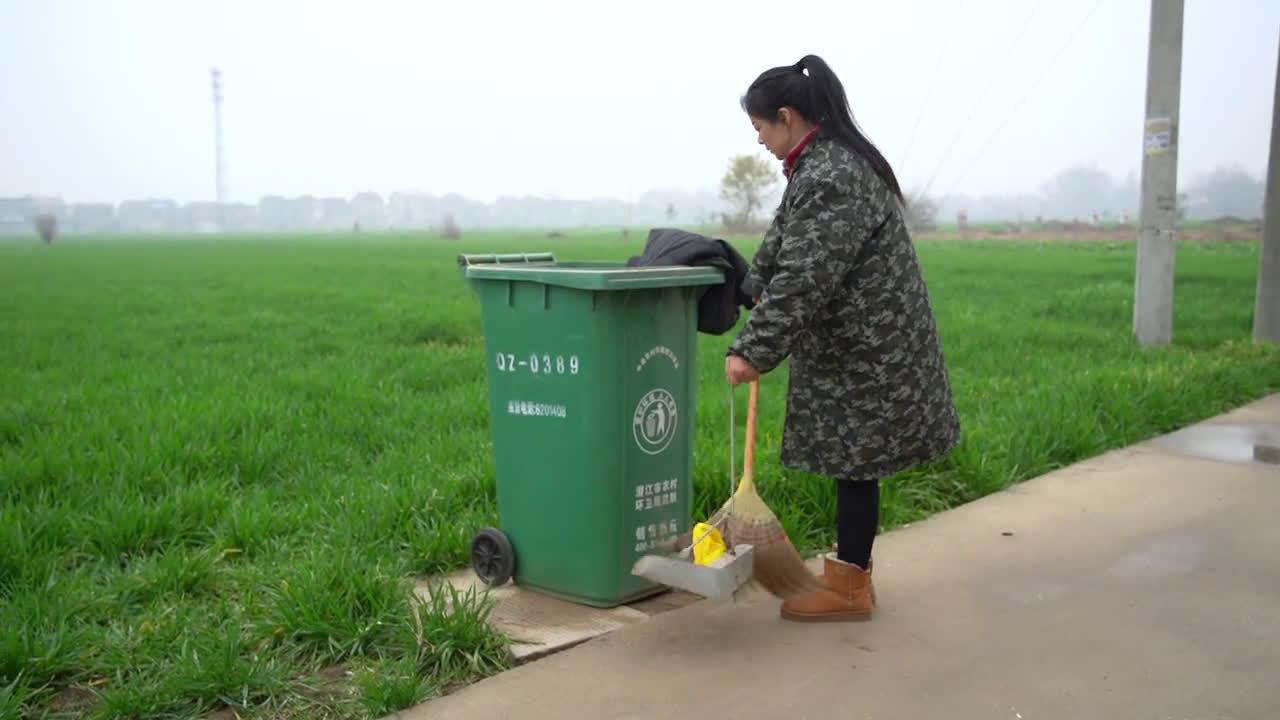 农村大妈太抠门回收利用废品破烂,女儿巧用妙招成功将其治服