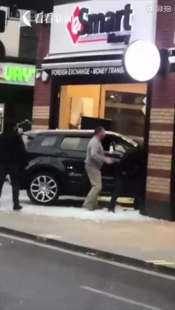 ...劫匪驾车冲入珠宝店打劫后逃跑 勇敢路人出手了…】英国伦敦10月25...