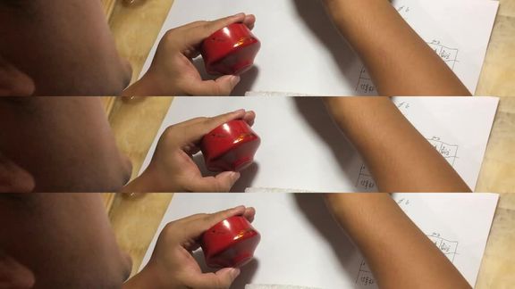 ...用鼠毛笔彩绘喜鹊的头部及背部羽毛,线条流畅,注意漆的厚度。结束后...