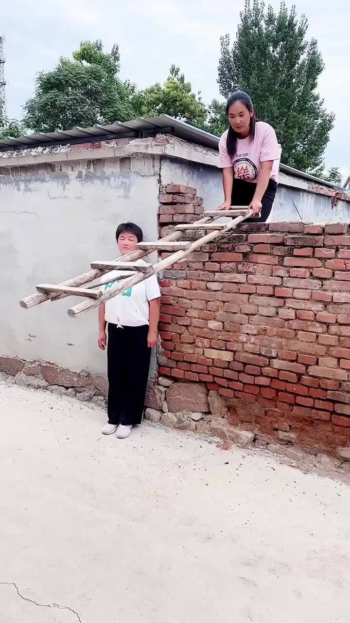 今天这梯子是长腿了吗!