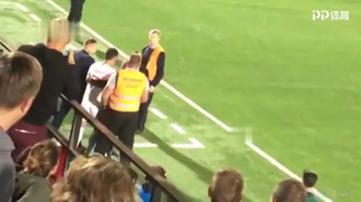 偶像力满分!C罗大四喜离场球迷意外闯入 单膝跪地+膜拜手势