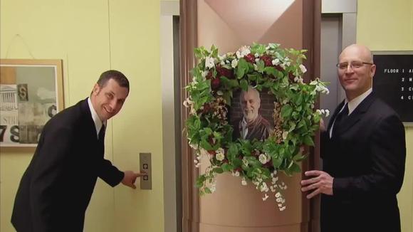 国外恶搞:当电梯门打开,一具尸体躺在你面前,你会怎么做?