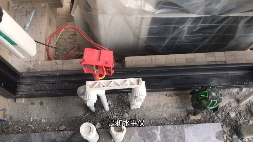 如何用水平仪来检测窗户是否有安装垂直呢?来听听小李师傅怎么说