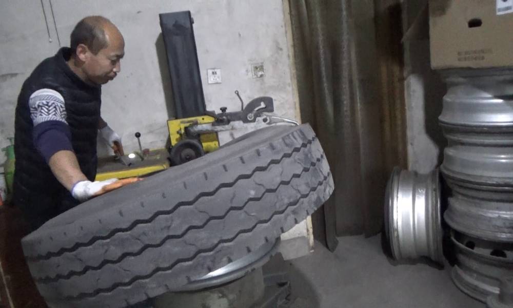 1000多元的大货车轮胎被扎胎,补一次胎要花多少钱?