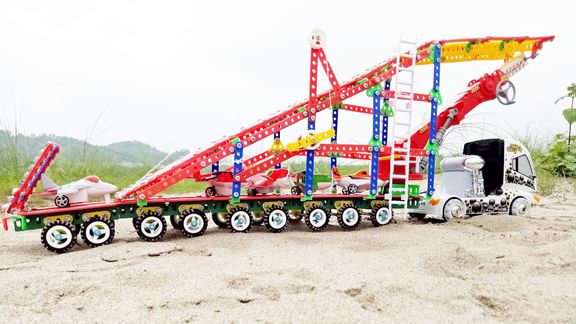 玩具大卡车组成飞机弹射跑道